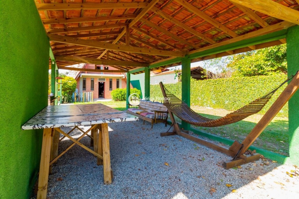 Casa Chalé Rústica Arborizada Com piscina e churrasqueira | Tripmood