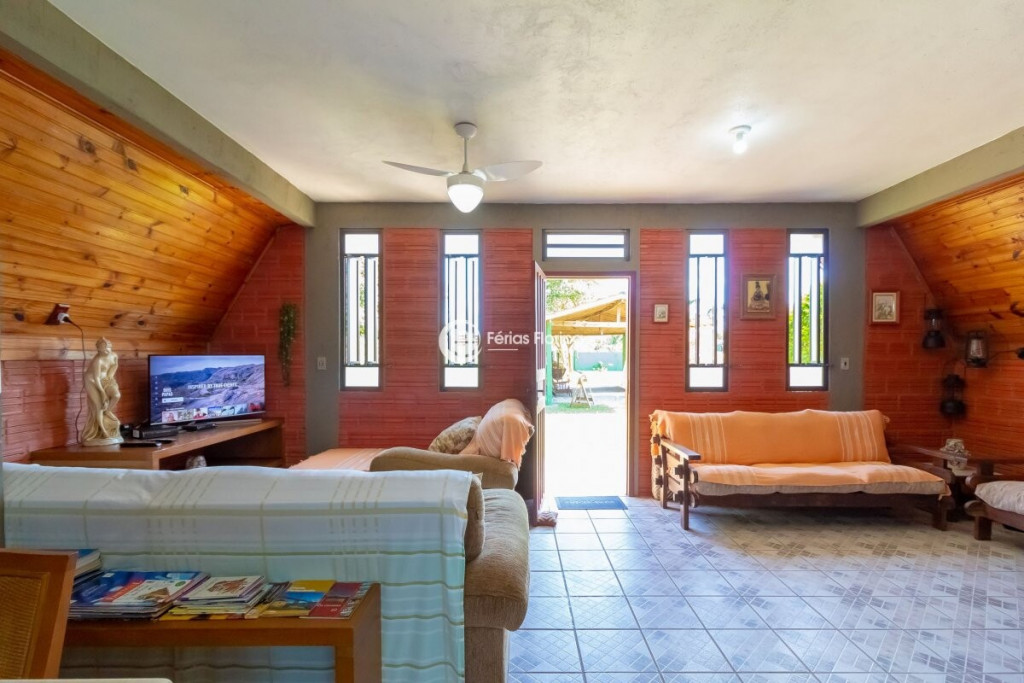 Casa Chalé Rústica Arborizada Com piscina e churrasqueira | Tripmood