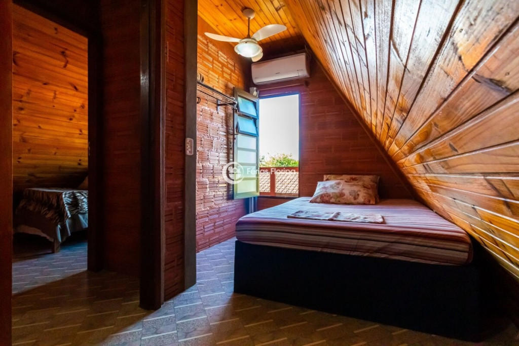 Casa Chalé Rústica Arborizada Com piscina e churrasqueira | Tripmood