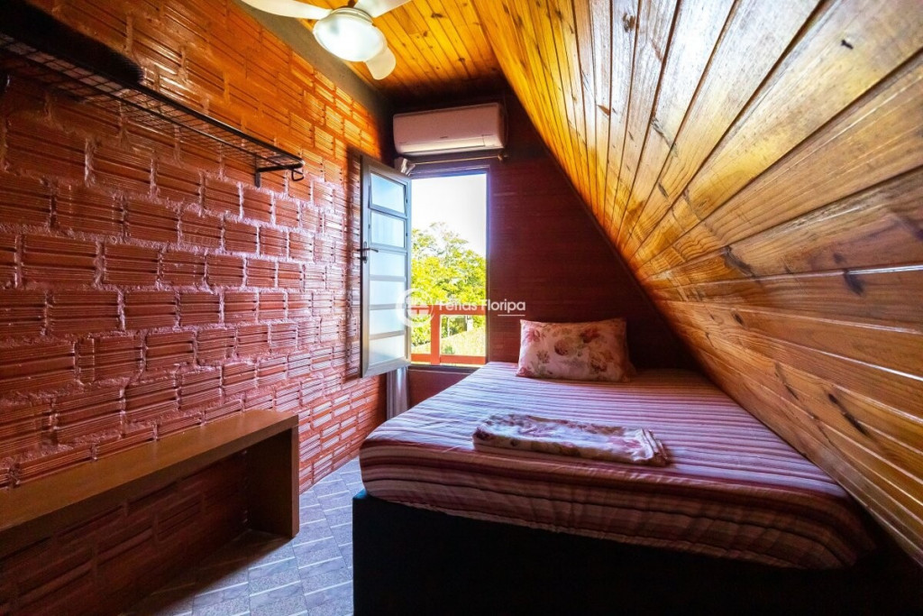 Casa Chalé Rústica Arborizada Com piscina e churrasqueira | Tripmood